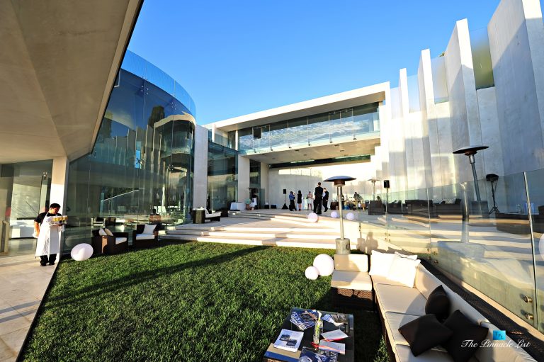 Aston Martin Reveals the V12 Zagato Supercar at The Razor Residence ...